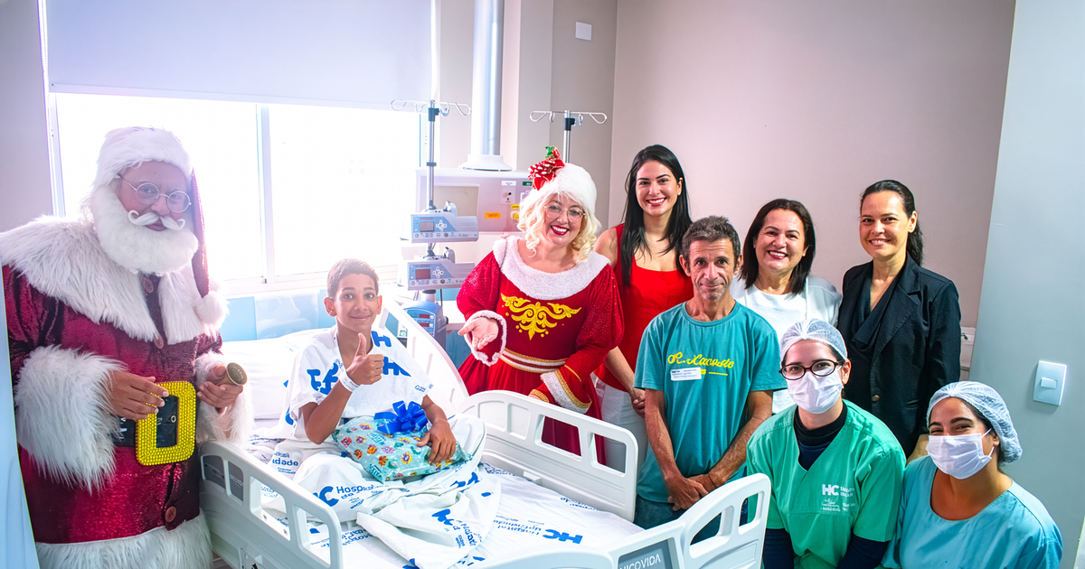 Papai e Mamãe Noel entregam presentes para crianças internadas no ...