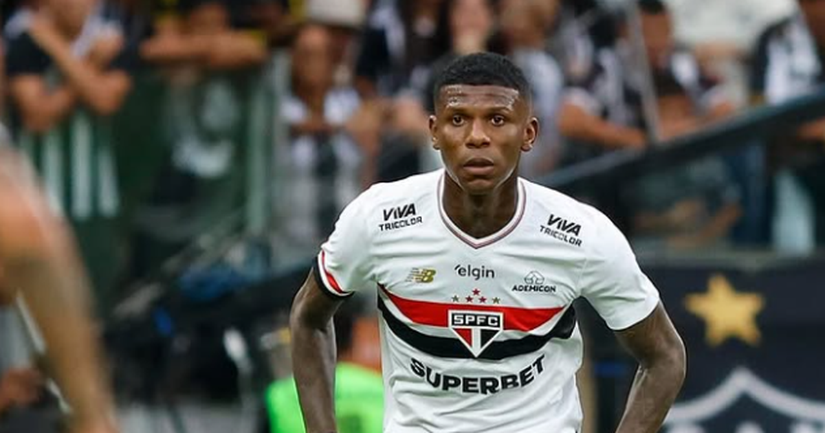 Arboleda retorna ao São Paulo após ausência e discute futuro com diretoria