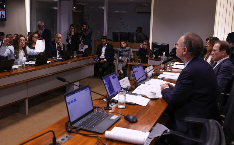 Senadores criticam falta de dados sobre socorro bilionário ao BRB