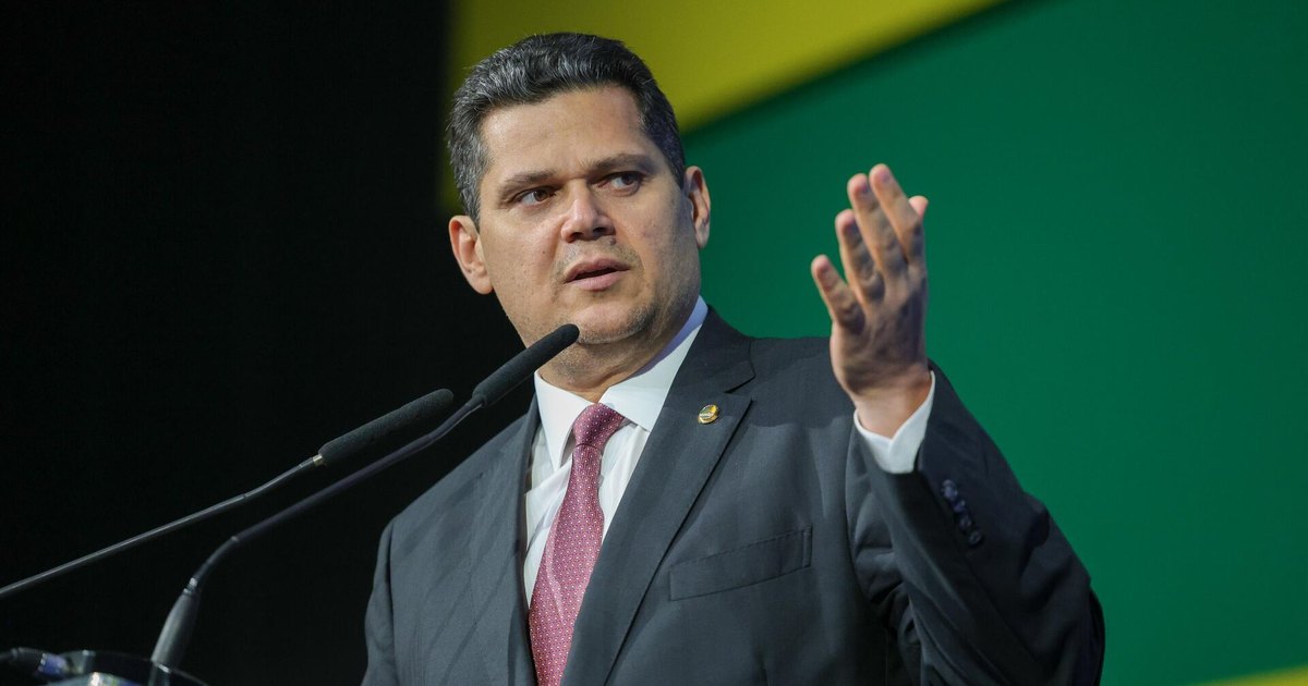 Alcolumbre envia à CCJ PEC alternativa ao fim da escala 6x1