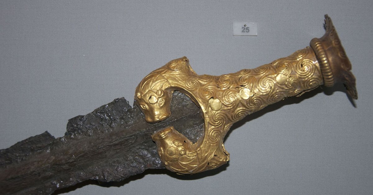 Descoberta rara: bainha de espada dourada de 1.500 anos é encontrada na ...