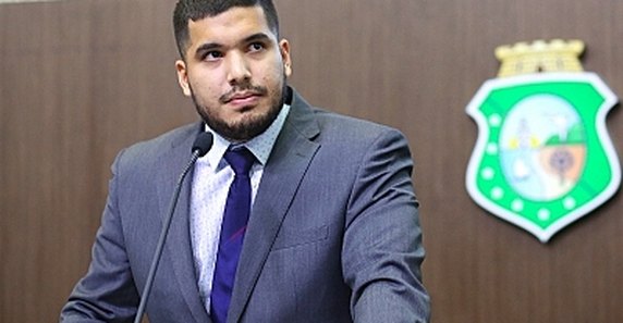 Deputado do PL é autuado por jogar lixo na prefeitura para gravar vídeo ...
