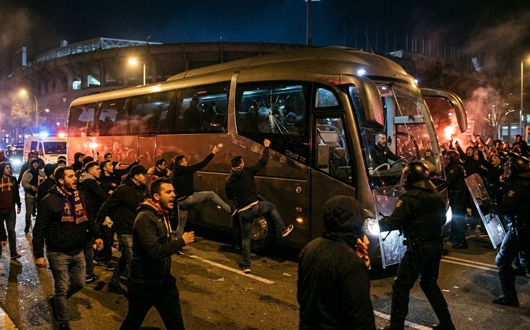 Torcedores do Barcelona confundem ônibus e atacam o próprio time ...