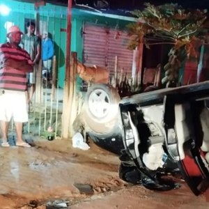 Carro bate em poste, capota e três pessoas ficam feridas e uma presa às ferragens em Arapiraca ...