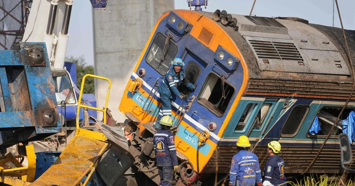 Um guindaste de construção cai sobre um trem em movimento na Tailândia ...