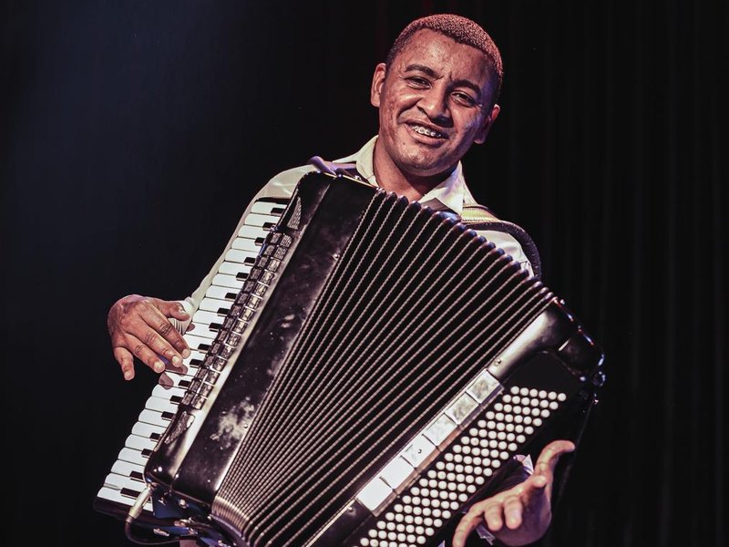 Casa do Cantador recebe Amelinha em noite de forró e tradição ...