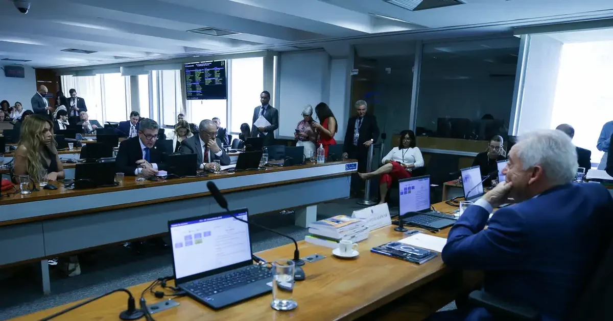 Senadores discutem ritmo de tramitação da PEC do fim da escala 6x1
