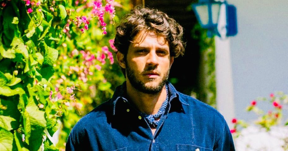 Chay Suede estreia no teatro em peça assinada por Felipe Hirsch e ...