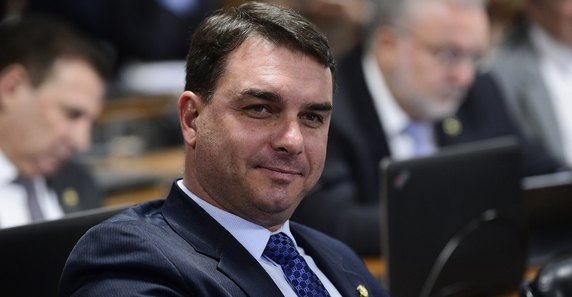 Desgastado, Flávio Bolsonaro já é visto como um falso evangélico ...
